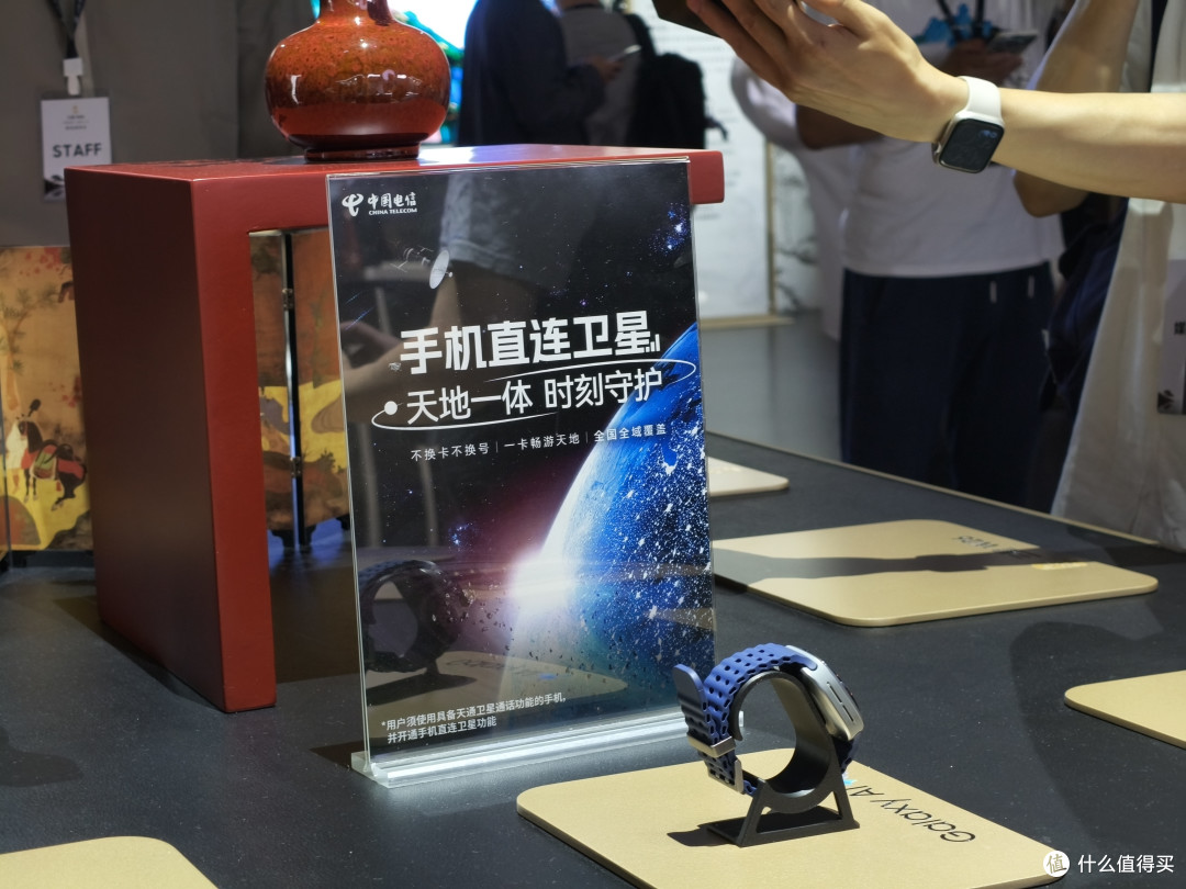 18 载 “心系天下” 再进阶，三星W26上手：轻薄、优雅、智能_手机_什么值得买