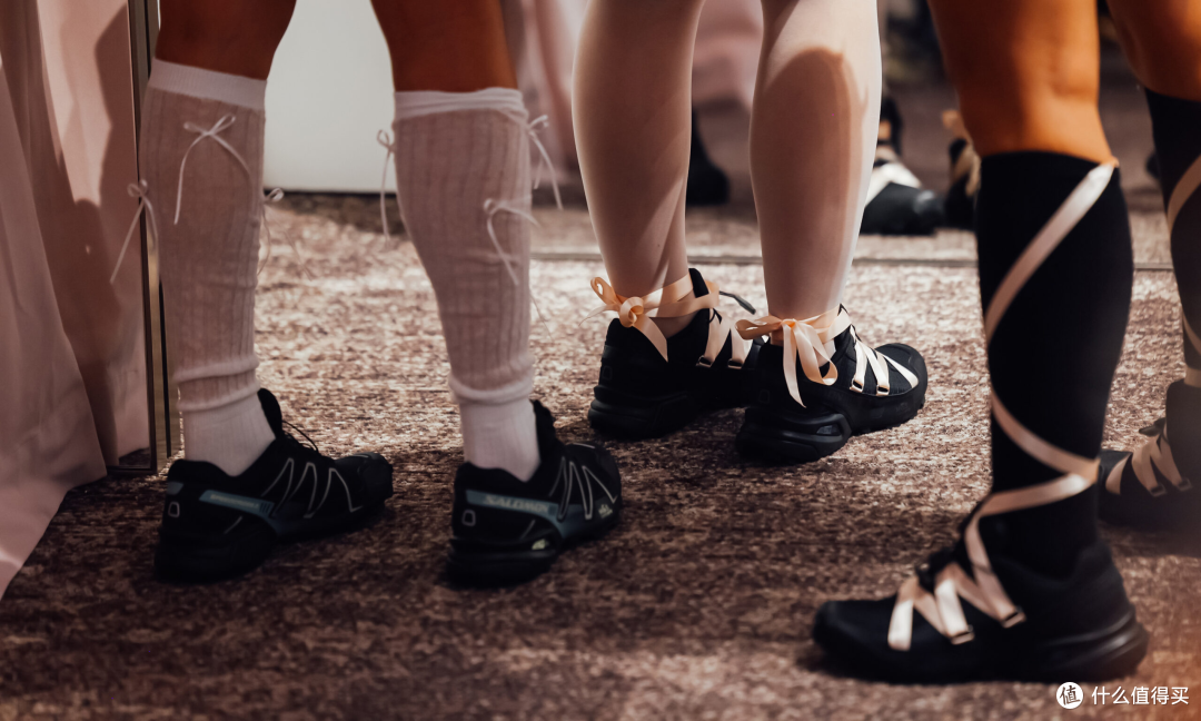 薄底鞋还能怎么卷？我在最近的鞋圈里看到一个很有意思的新趋势_休闲运动鞋_什么值得买