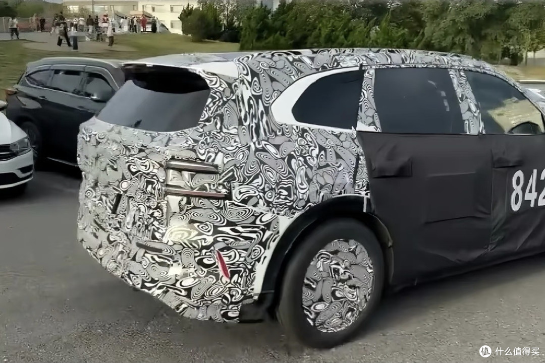 对标卡宴？极氪8X谍照曝光：三电机+6C快充，40万级电混SUV来了！_SUV_什么值得买