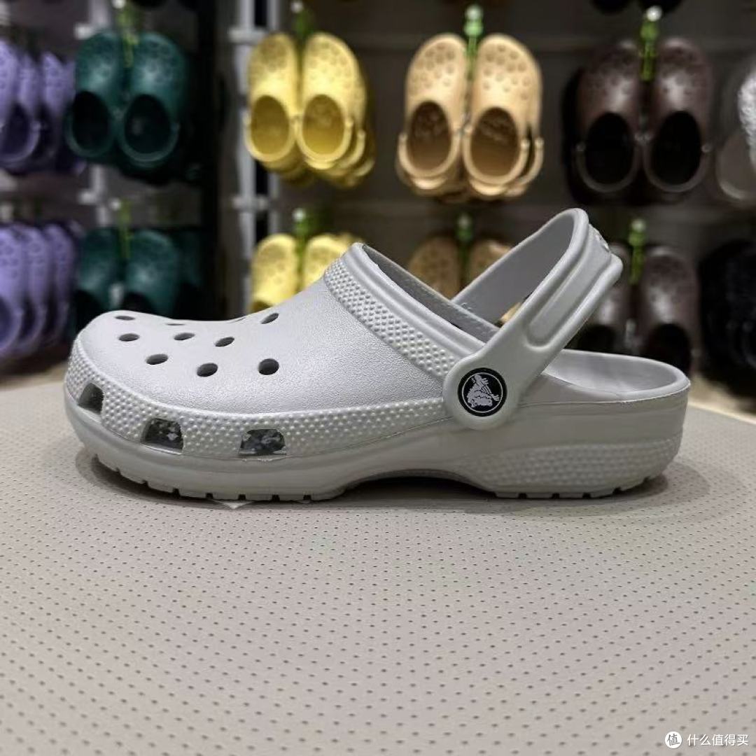 Crocs经典洞洞鞋全攻略｜谁穿谁香的本命凉鞋！_女士凉鞋_什么值得买