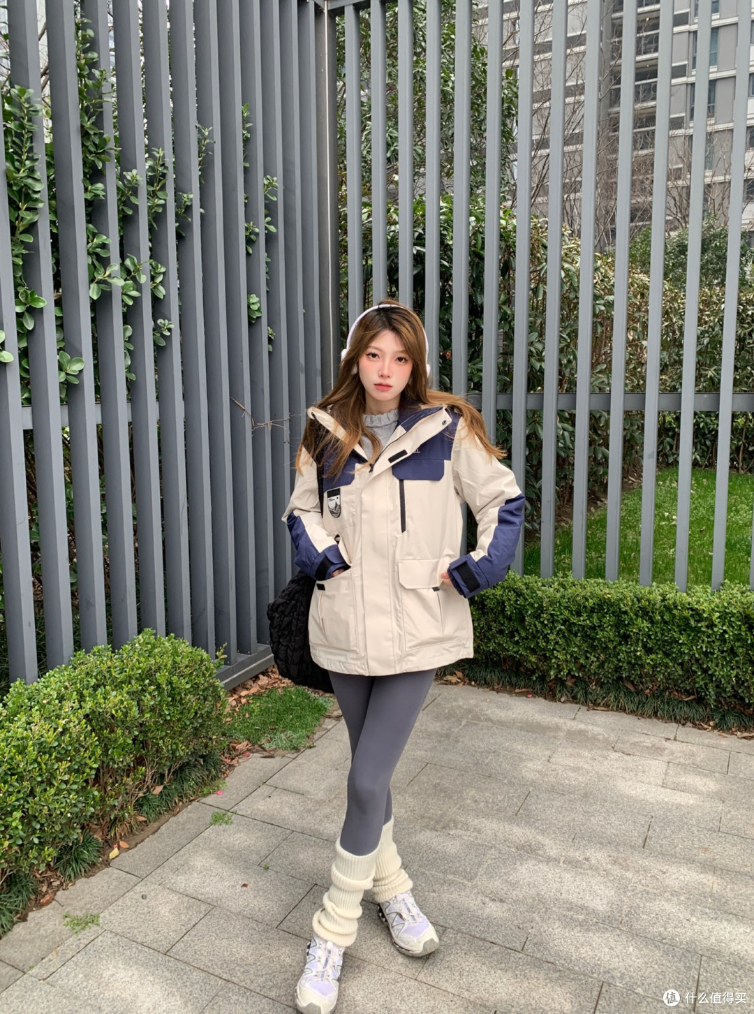 秋冬季节流行的穿搭：冲锋衣+瑜伽裤+萨洛蒙，舒适显瘦，很显档次_瑜伽服_什么值得买