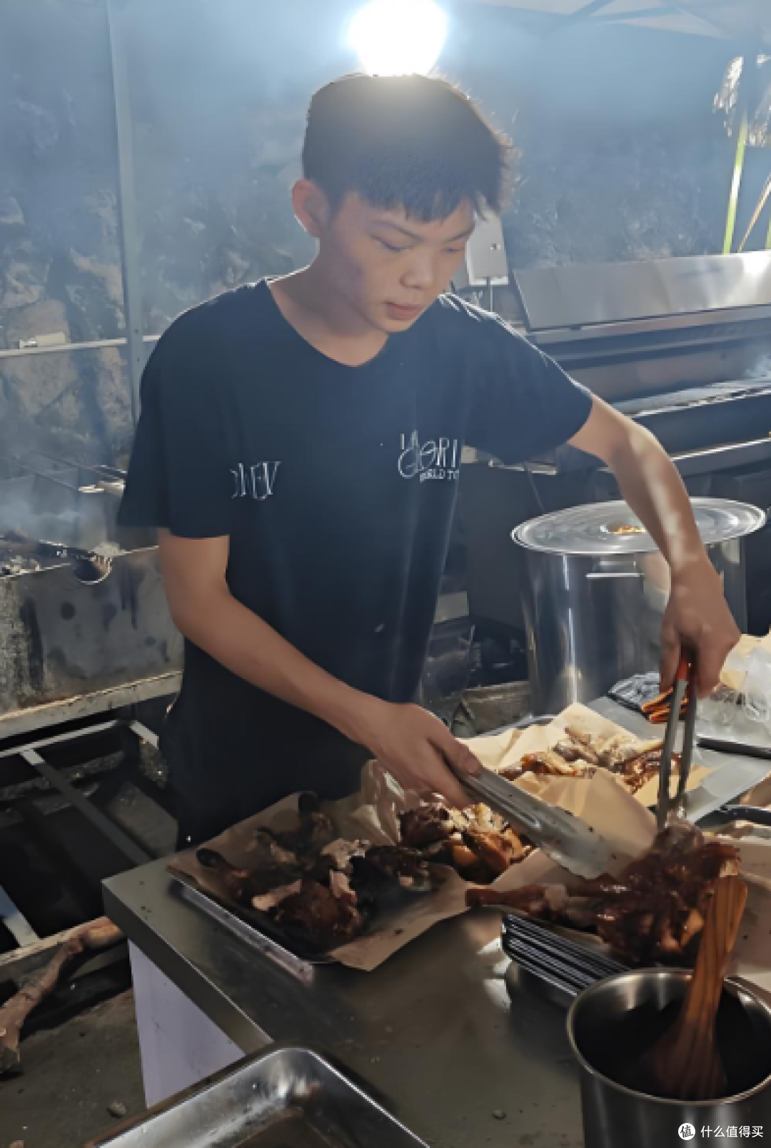 16岁烤鸡少年被传喜提150万迈巴赫，本人回应：AI生成的！_基金证券_什么值得买