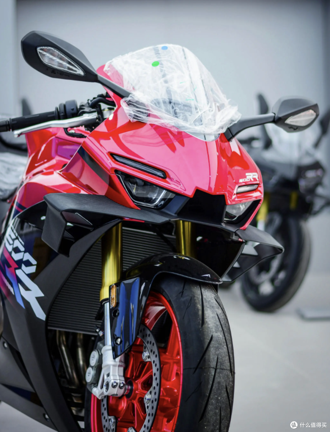 张雪 500RR 和川崎 ZX-4R 做对比？国产与进口课代表之战！_摩托车整车_什么值得买